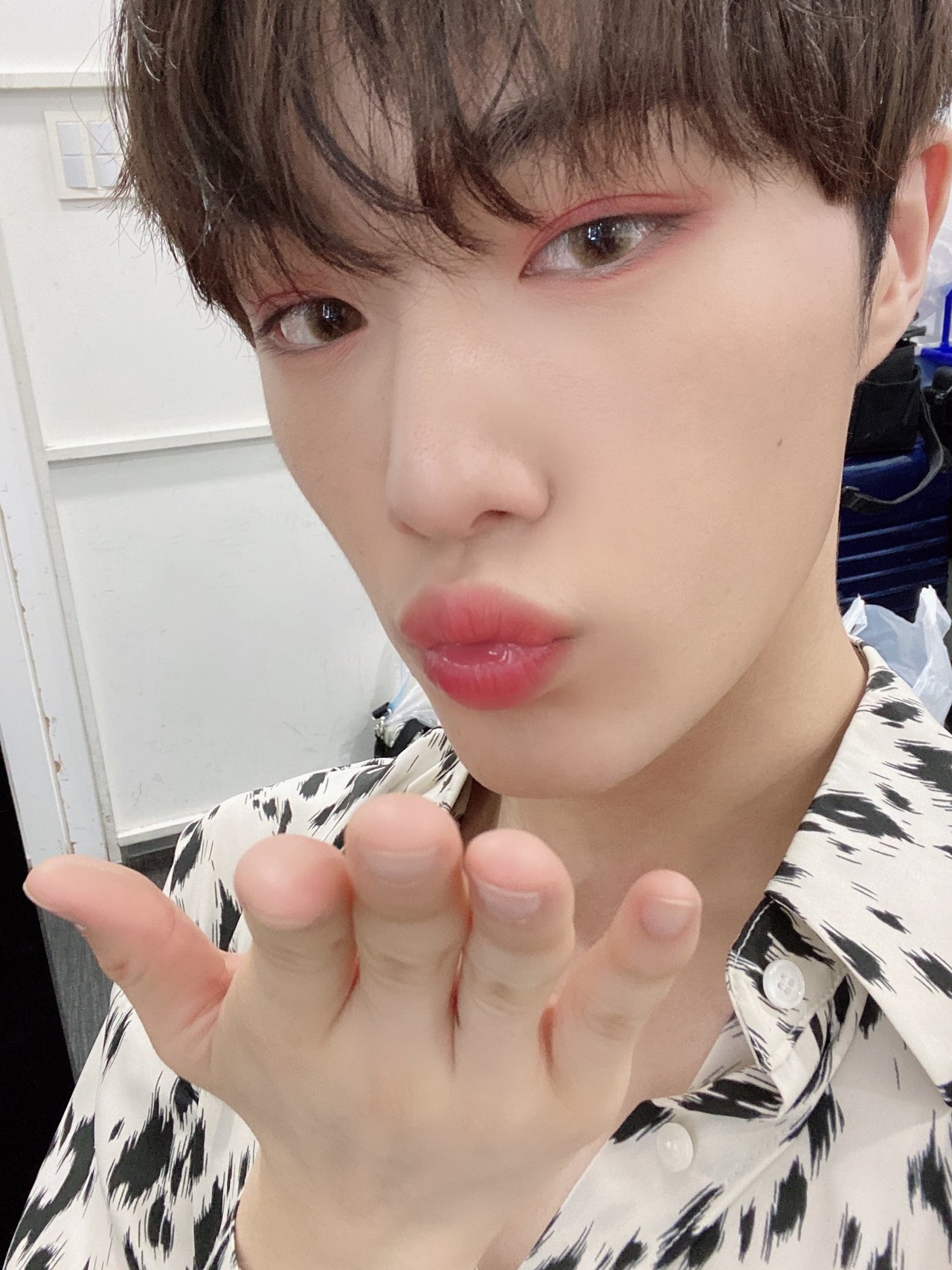 CIX(씨아이엑스) 현석, 글로벌 팬덤을 초토화시키는 '비대면 뽀뽀'