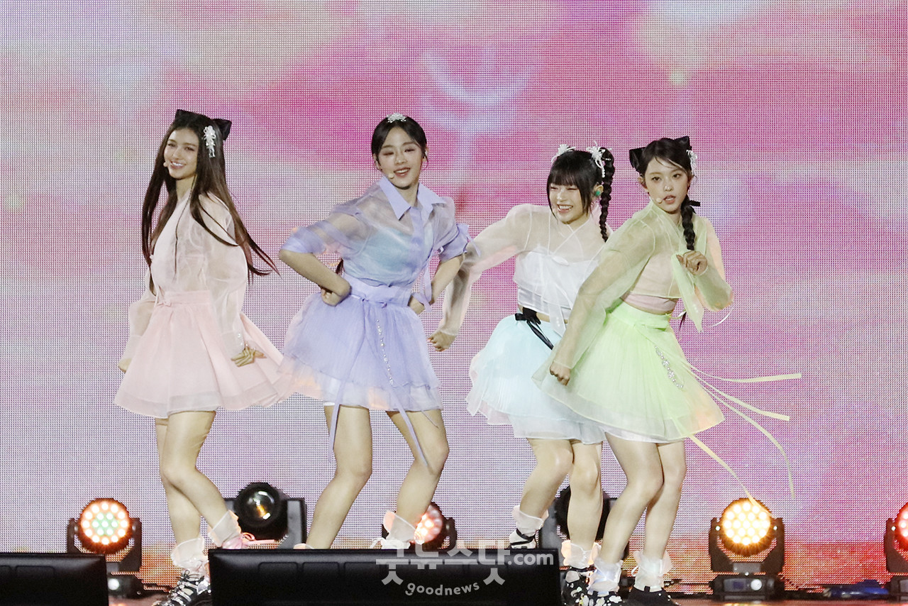 [덕샷] 뉴진스, 한복 입고 경복궁에서 무대 가져