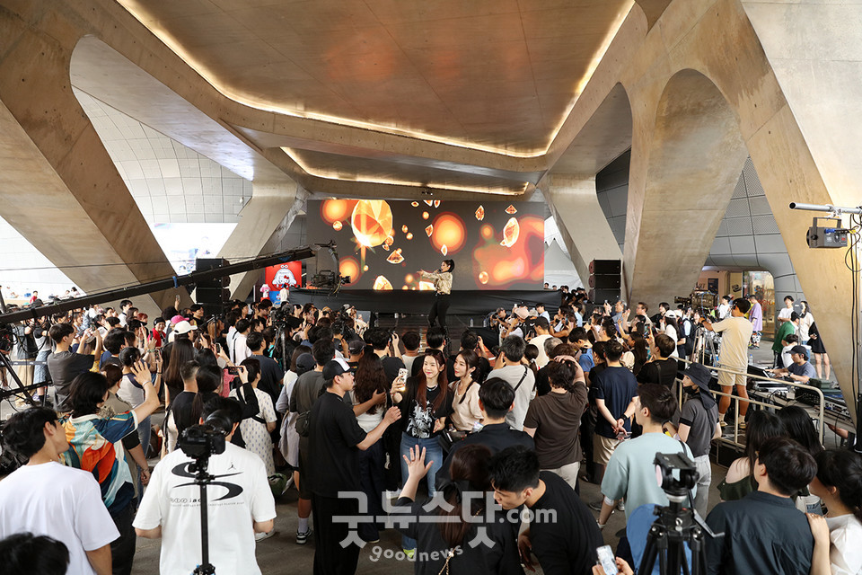 패션과 케이팝의 만남, DDP 런웨이에서 펼쳐진 K-POP MIX 콘서트